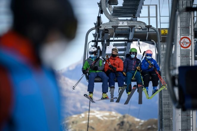 Tous en piste, le credo des stations de ski suisses face au Covid